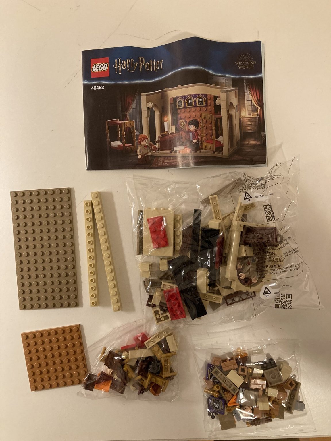 LEGO Harry Potter 40452 Hogwarts Gryffindor Dorms Review (October ...