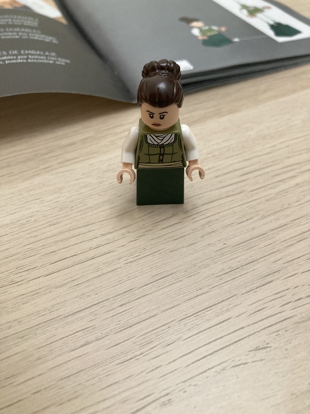 Here is the back of the minifigure of Jane Austen.