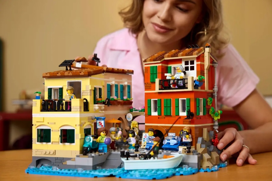 Shown below is LEGO 5009422 Italian Market Van GWP. This gift set is ...