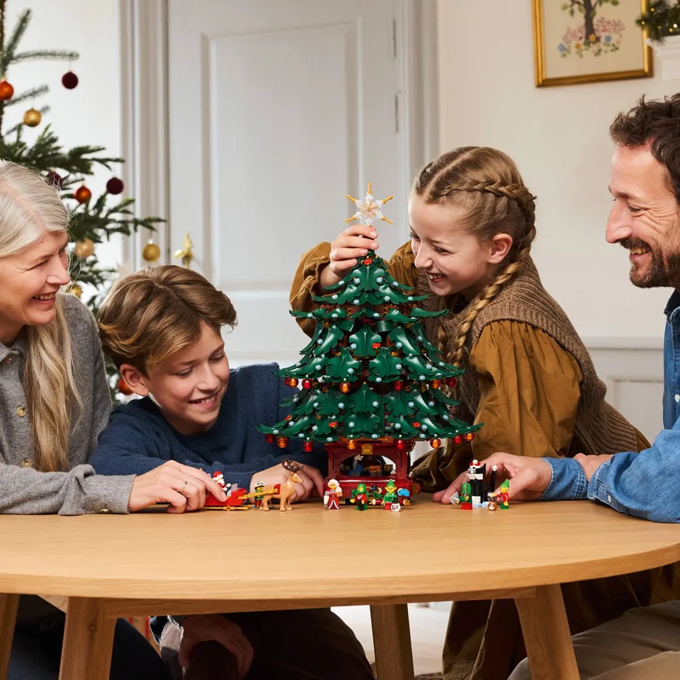 That said, there are 3171 pieces and quite a few minifigures in the toy ...