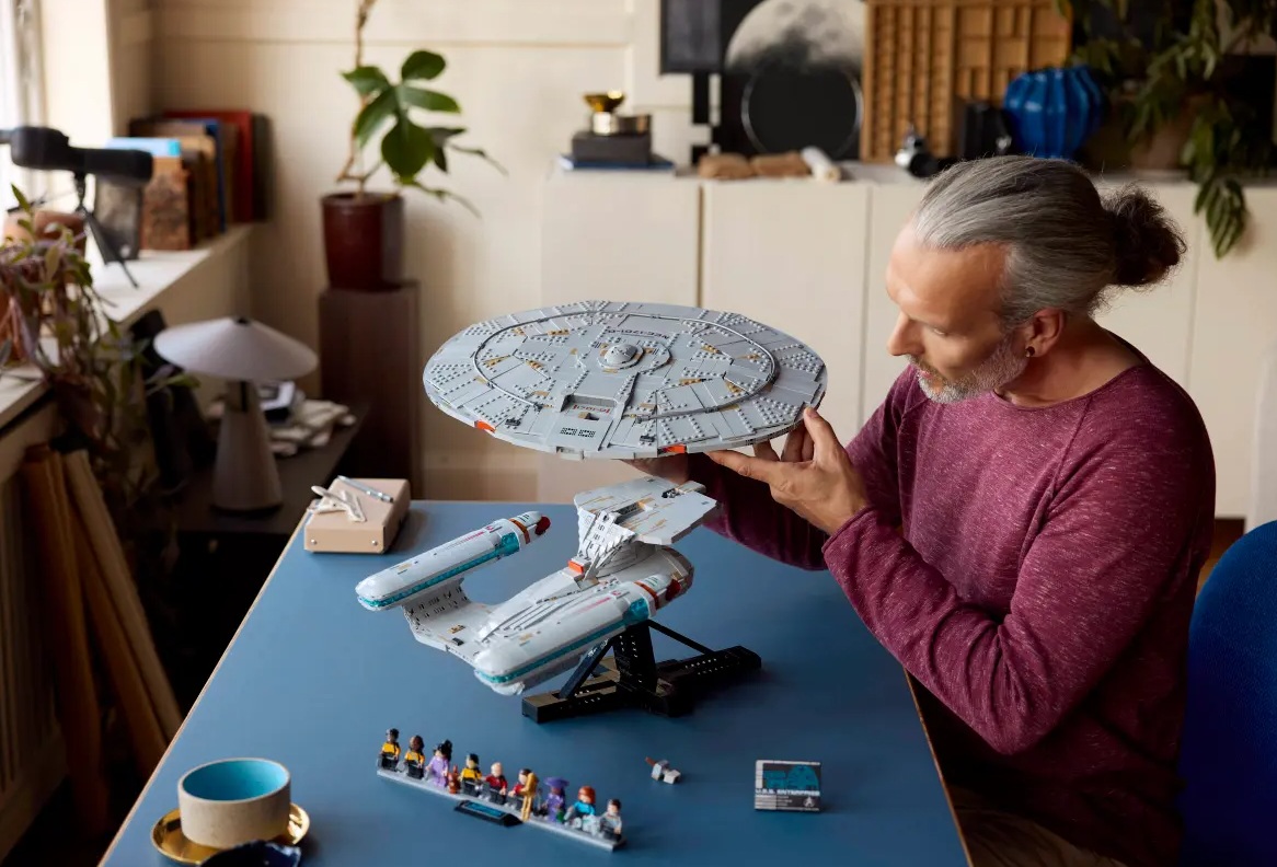 A display stand is also included and has the ship info stats too.