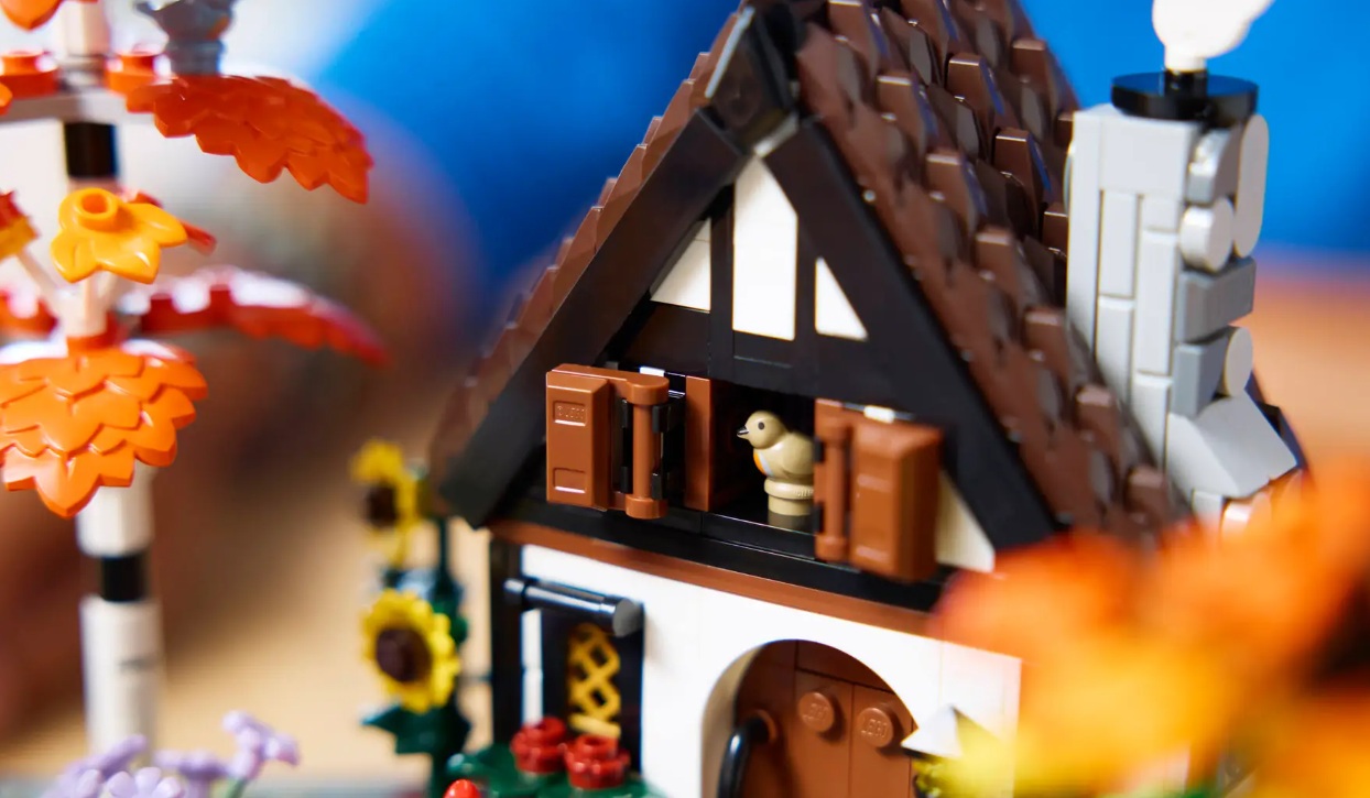 This set measures over 7.5 inches high, 11.5 inches wide and 7 inches deep.