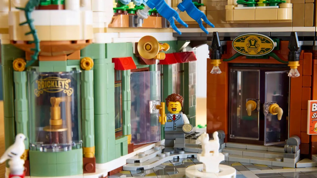 At the top, there is a furnished flat that is completed with a bathroom.