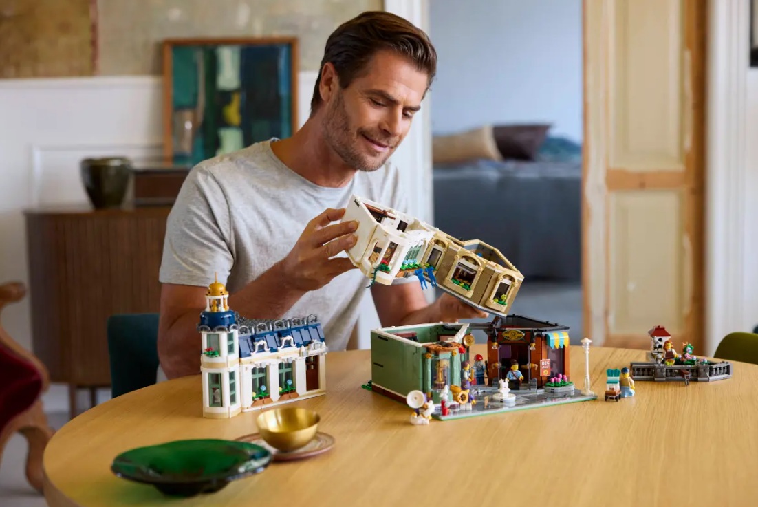 #11371 Shopping Street Modular Building features a miniature house that ...