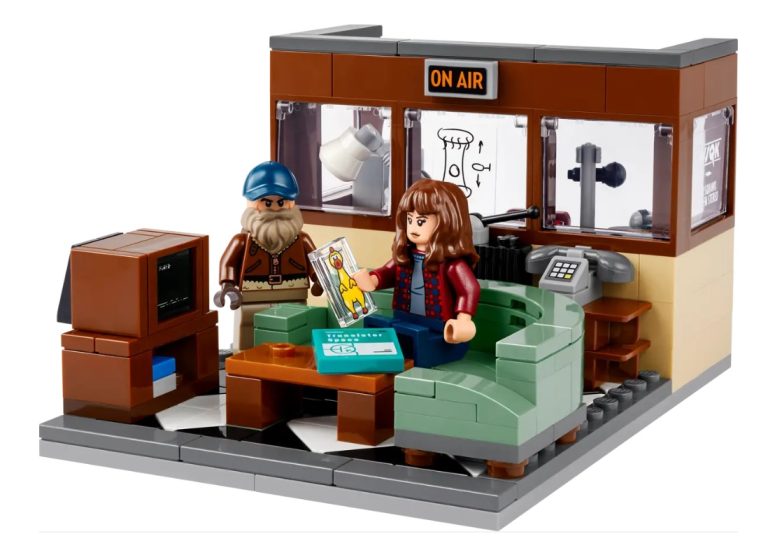 #40891 Stranger Things: WSQK Radio Station GWP contains 234 pieces and ...