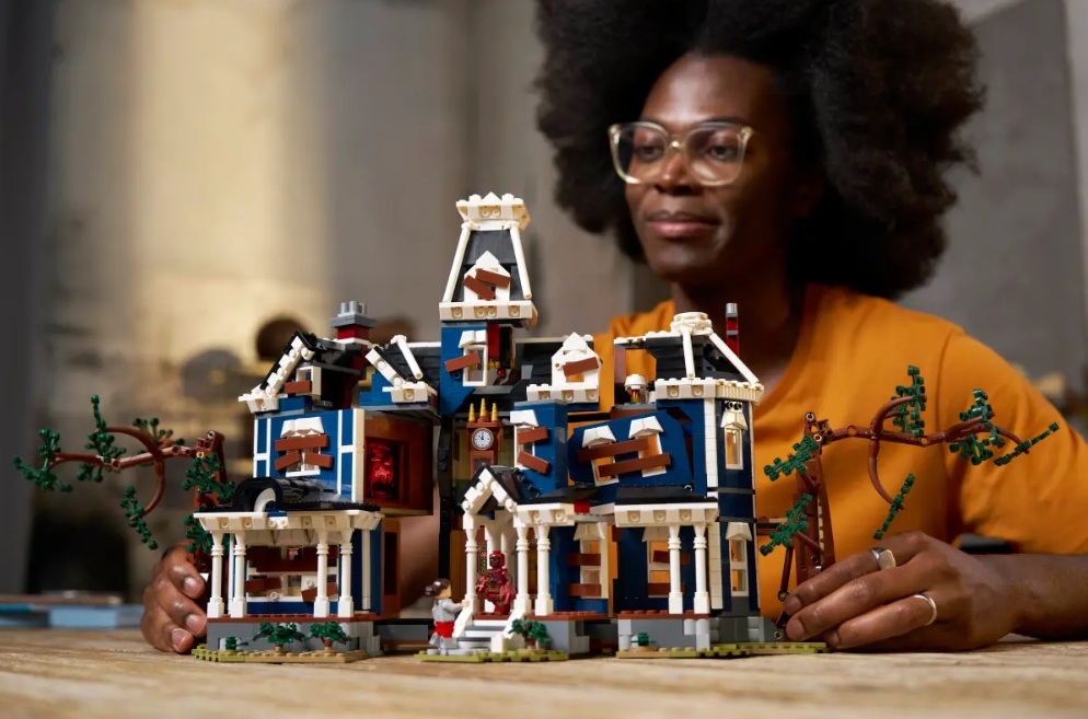 You can make the Creel House with boards removed or boarded up.