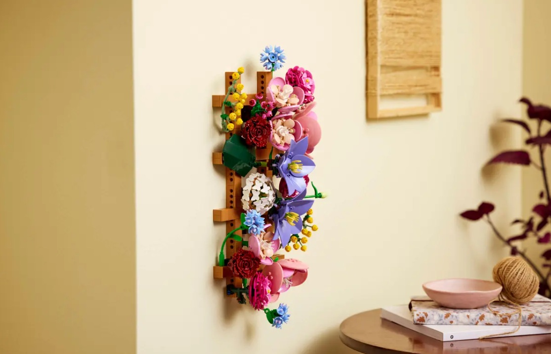 The set contains 879 pieces.