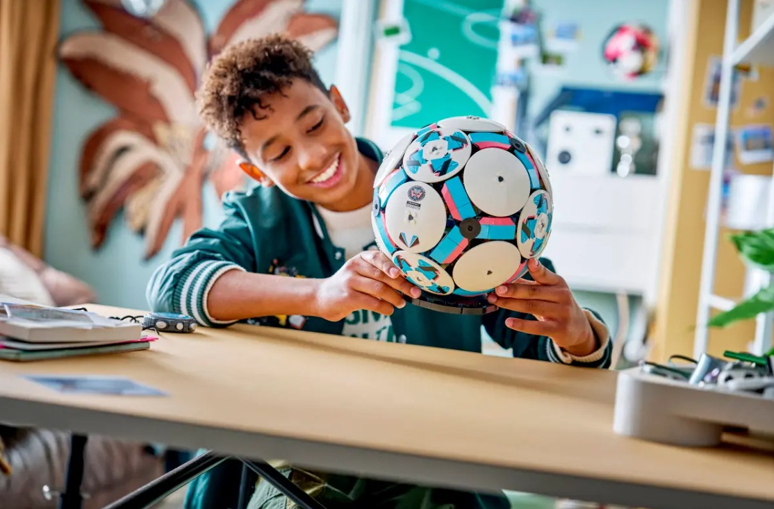 The outside features stylish deco discs.