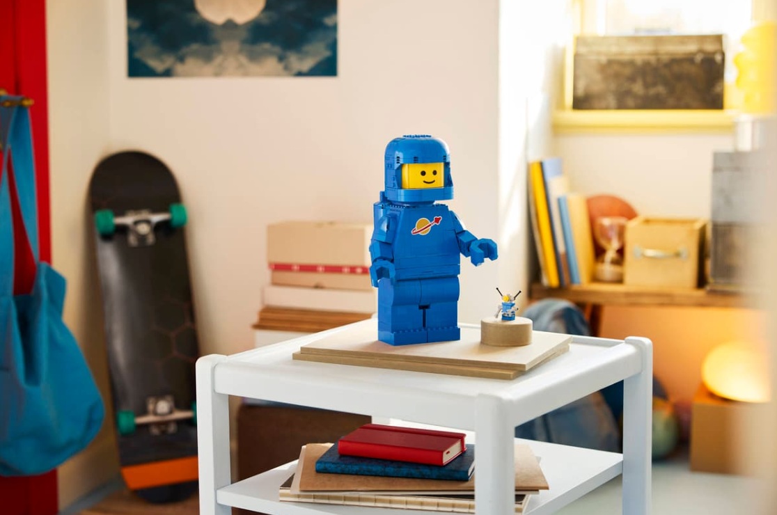 #40921 Up-Scaled Blue Astronaut Minifigure is based on the iconic 1984 ...