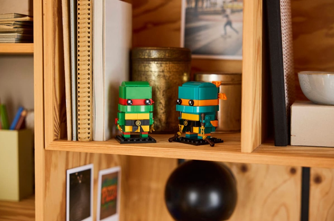 There are details like pizza along with weapons.